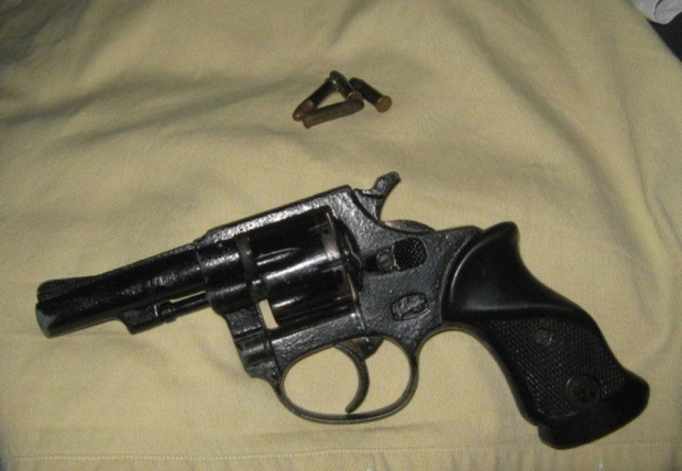 Lo buscan por tener plantines de marihuana y le encuentran un arma en ...