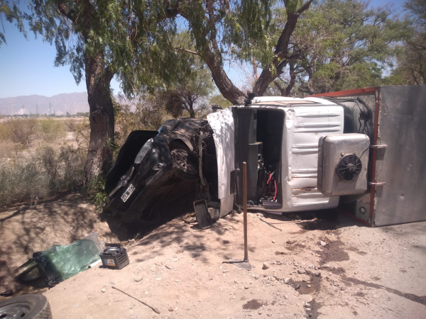 Fuerte Choque Frente Al Penal Un Camión Chocó Con Un Auto Volcó Y