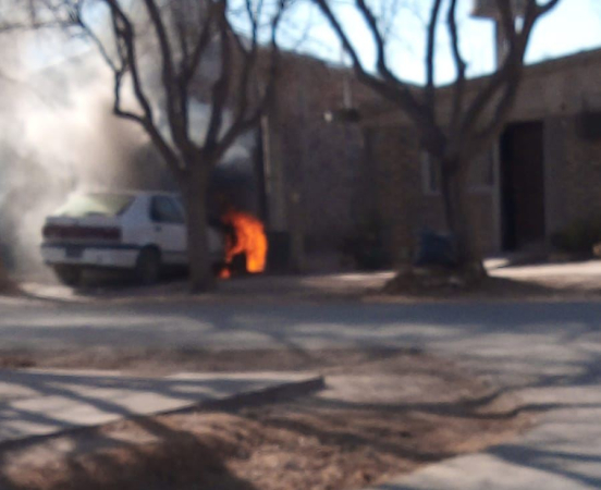 Caucete: le dio arranque a su auto y se le prendió fuego | Telesol Diario