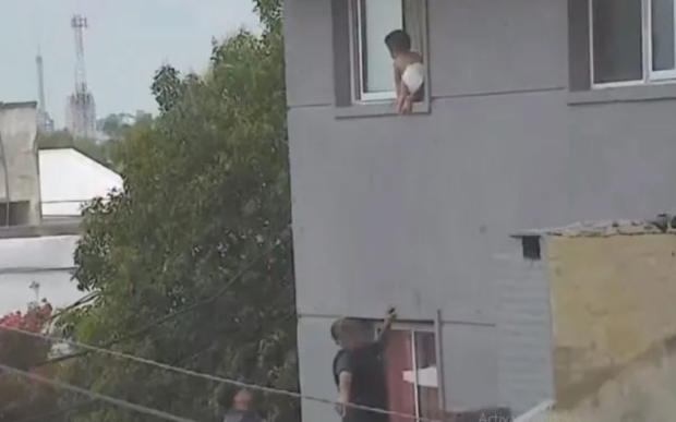 Rescatan a un niño de 3 años que estaba a punto de caer de un segundo ...